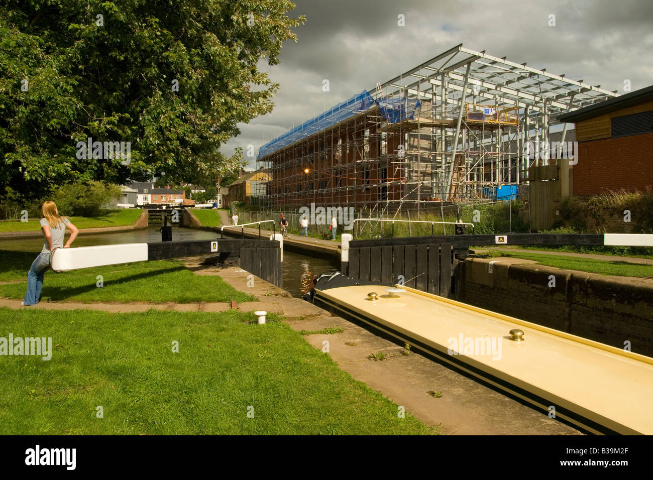 Narrow Boat navigating the bottom lock at Diglis Worcester Stock Photo ...