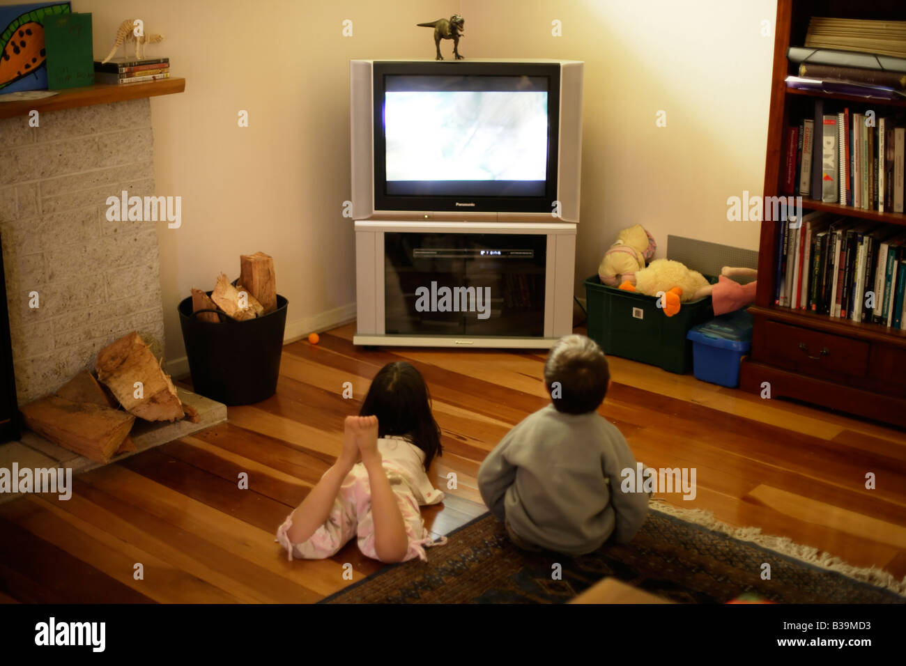 Boy girl watch tv hi-res stock photography and images - Alamy