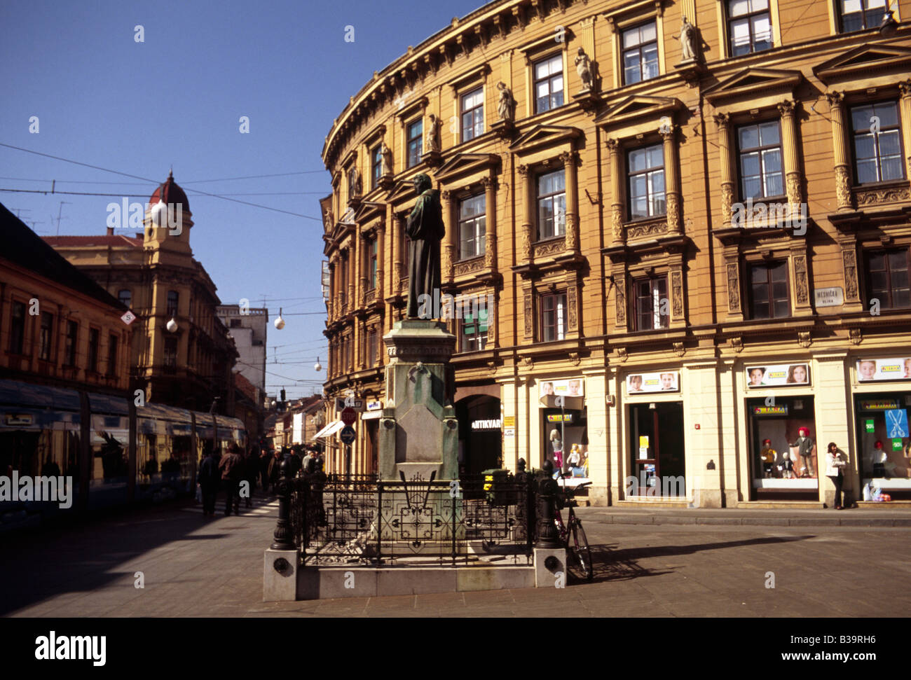 Street statue hi-res stock photography and images - Alamy