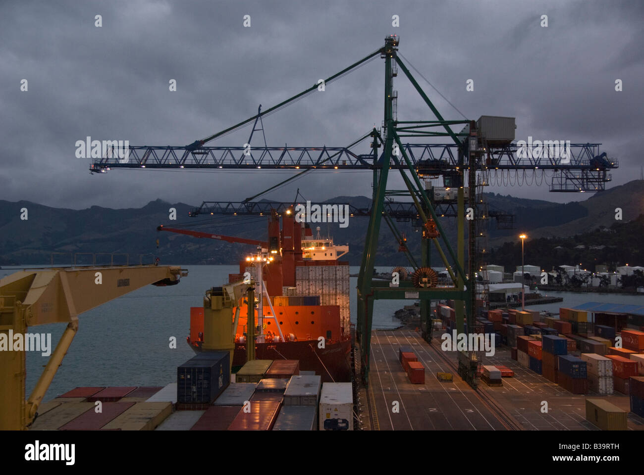 Containerships hi-res stock photography and images - Alamy