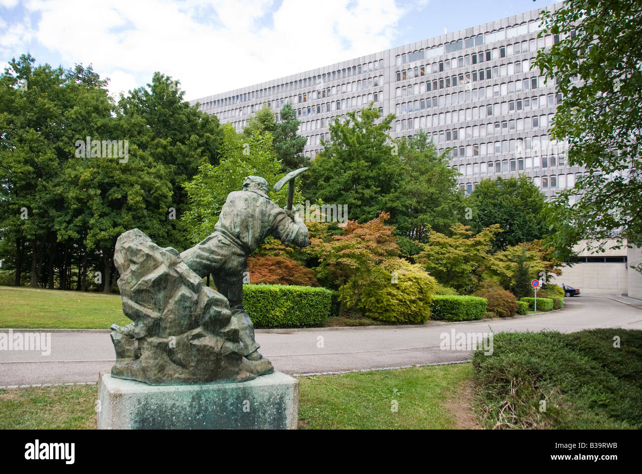 Ilo international labour office building hi-res stock photography and ...