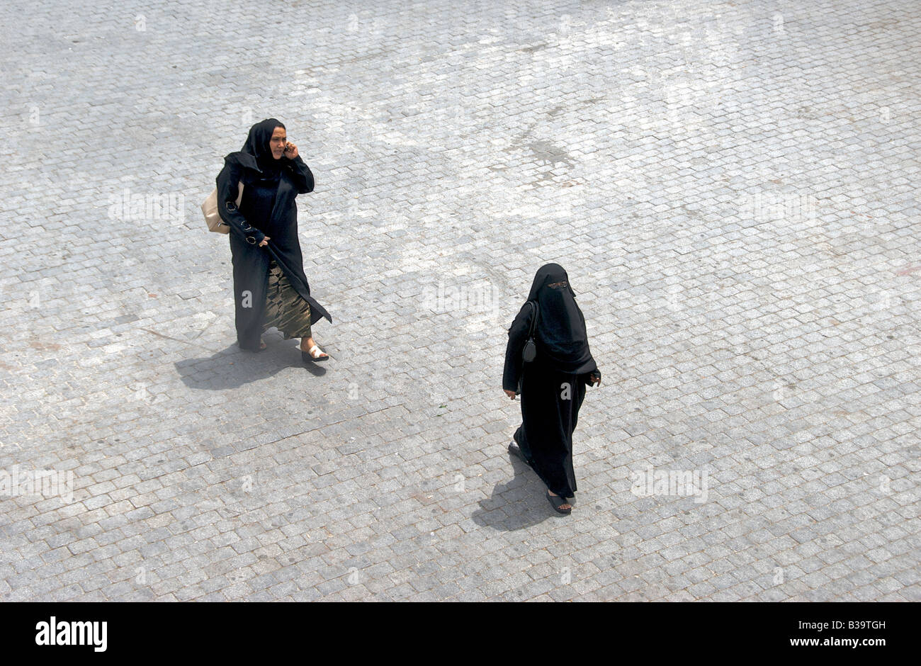Women traditional dress oman hi-res stock photography and images - Alamy