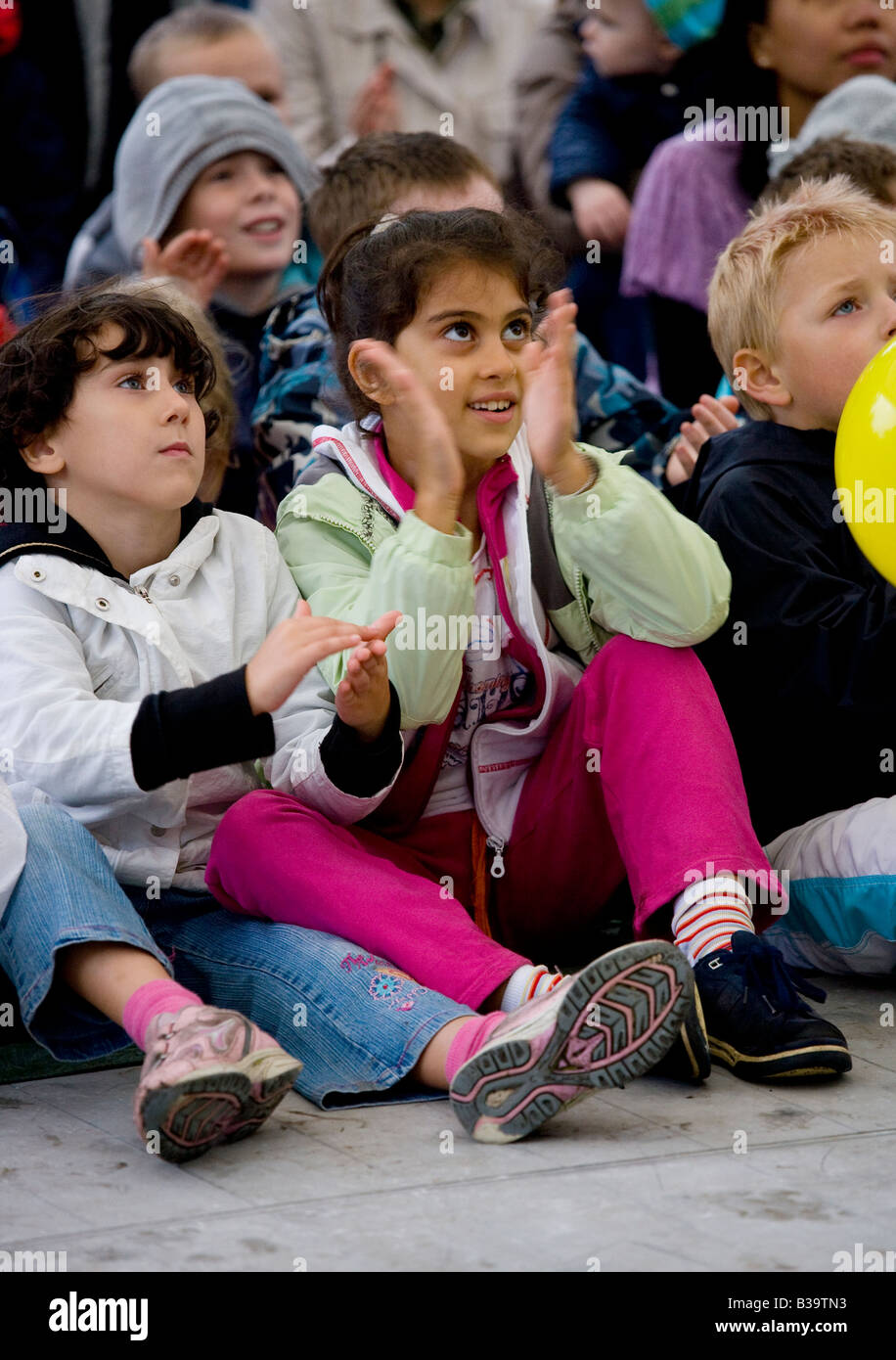 audience of children clapping Stock Photo - Alamy