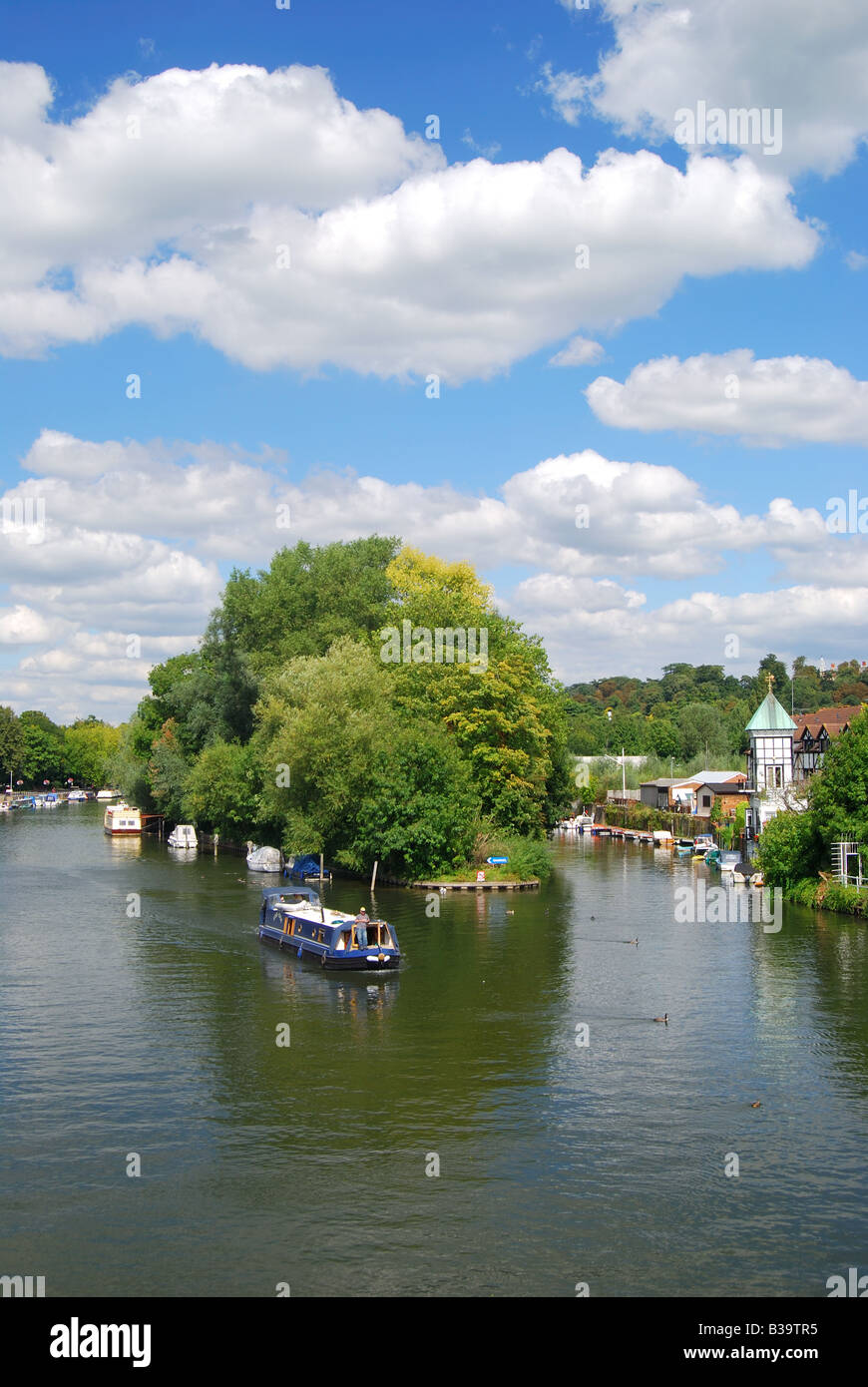 Boat on River Thames from Maidenhead Bridge, Maidenhead, Berkshire ...