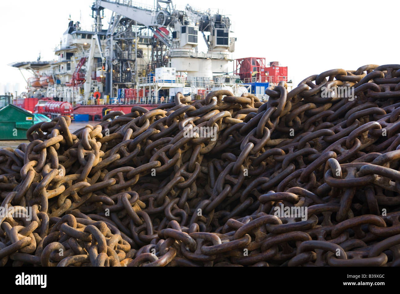 Anchor chains dock hi-res stock photography and images - Alamy
