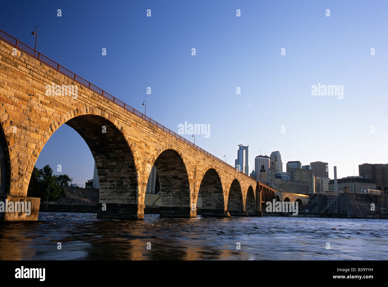 JAMES J. HILL STONE ARCH BRIDGE OVER THE MISSISSIPPI RIVER. MINNEAPOLIS ...