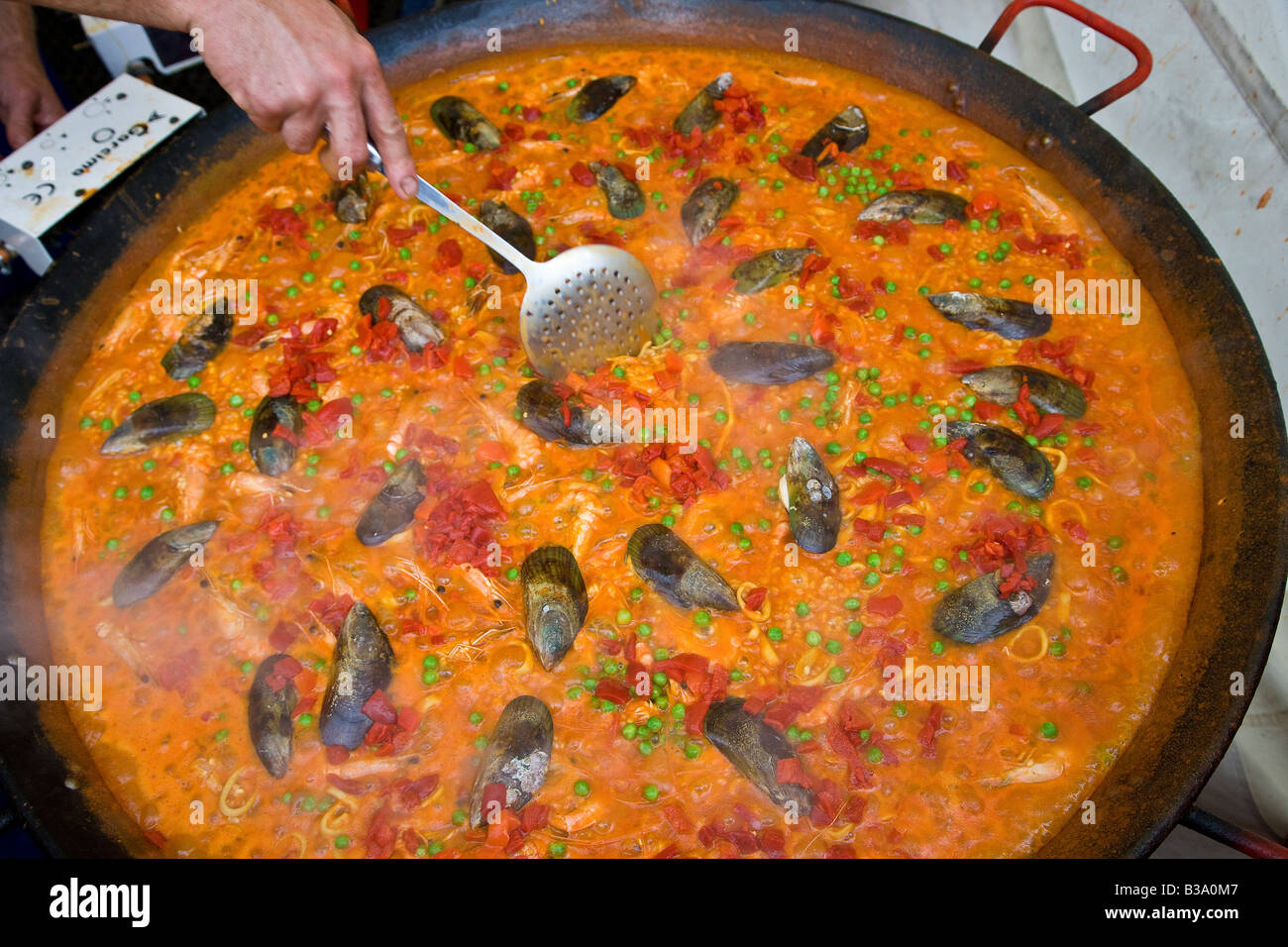 Large paella dish hi-res stock photography and images - Alamy