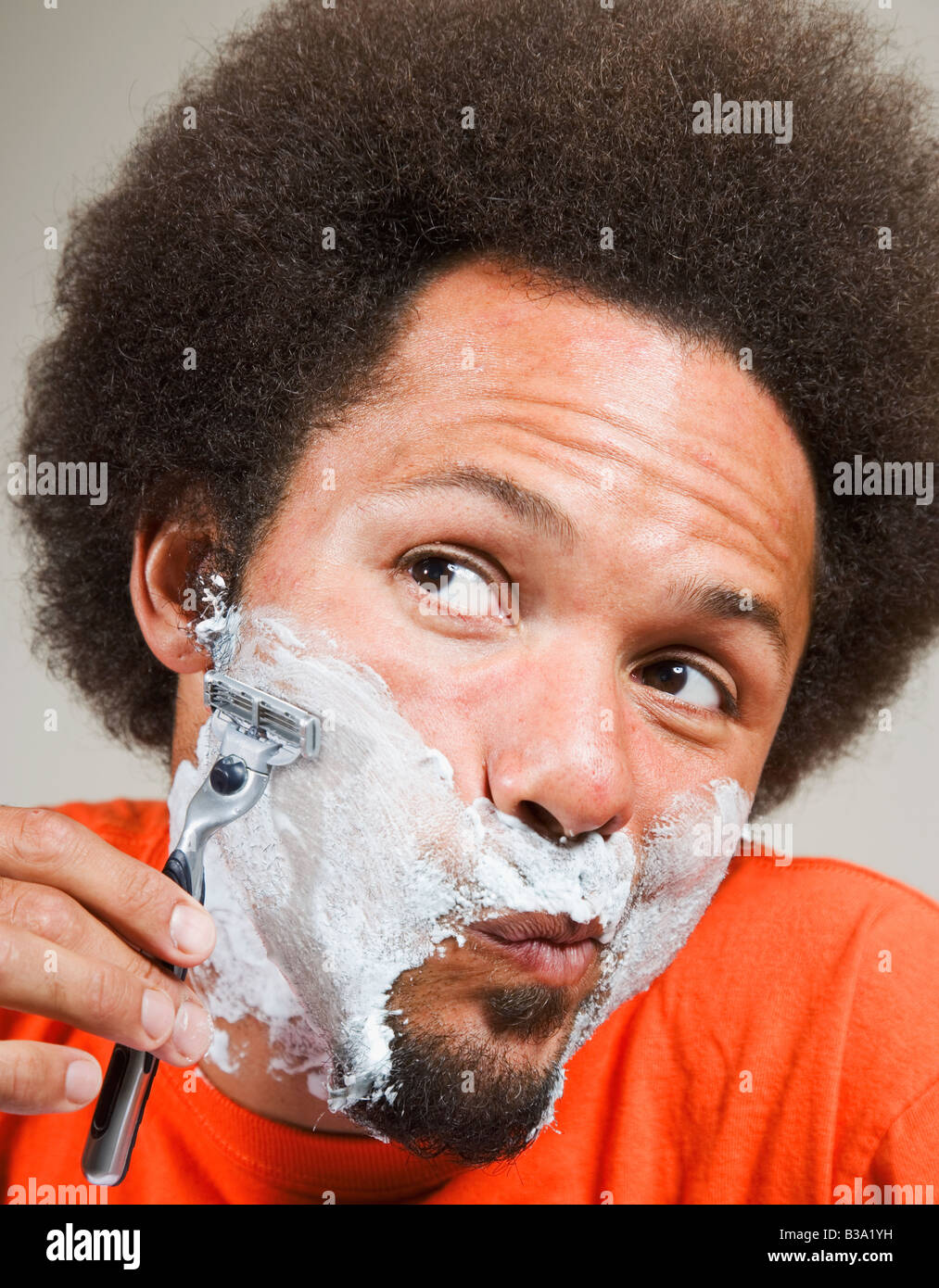 African man shaving face Stock Photo - Alamy