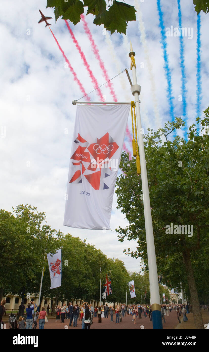 The mall london crowd flags hi-res stock photography and images - Alamy