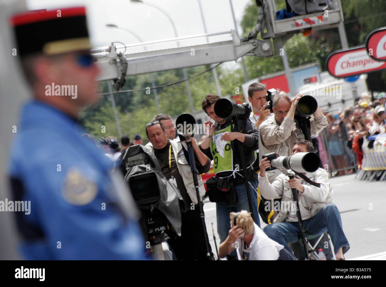 Police long lens camera hi-res stock photography and images - Alamy