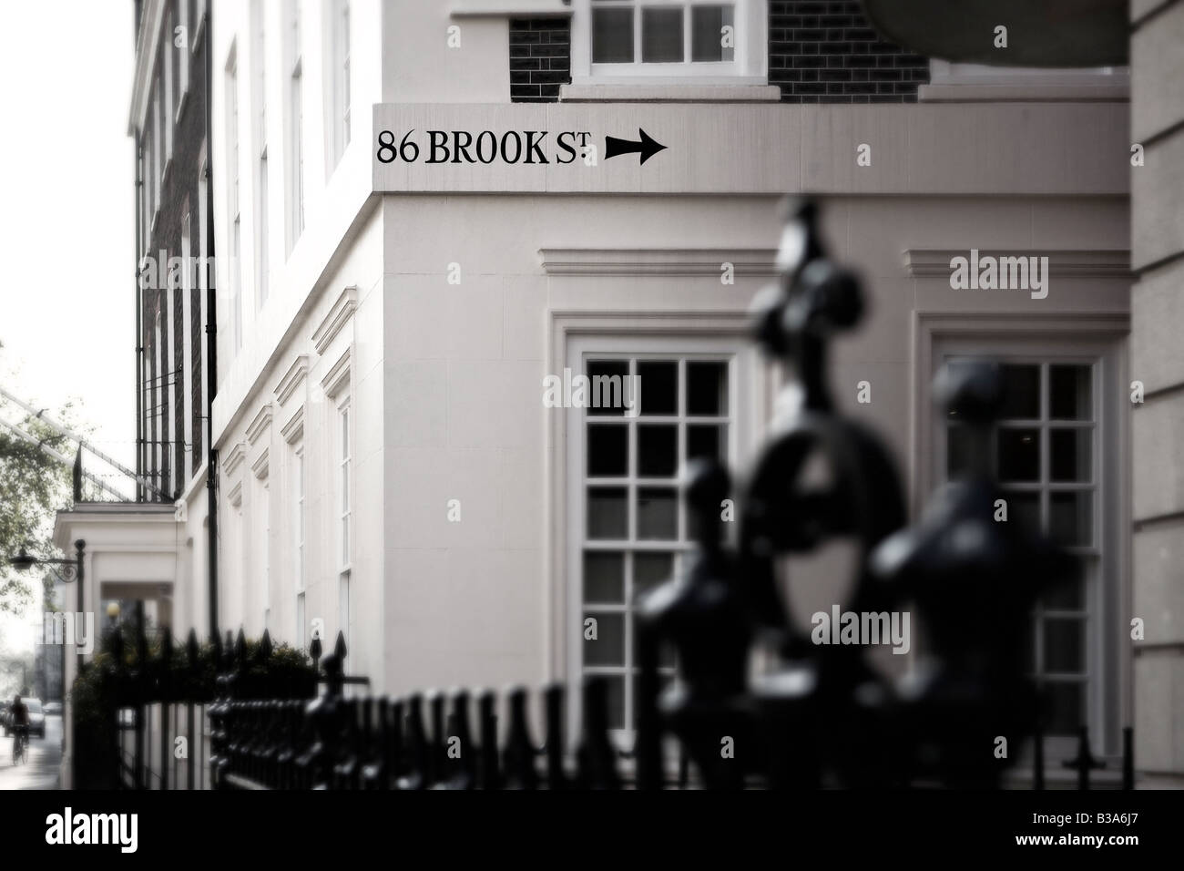 Sign for 86 Brook Street in London Stock Photo - Alamy