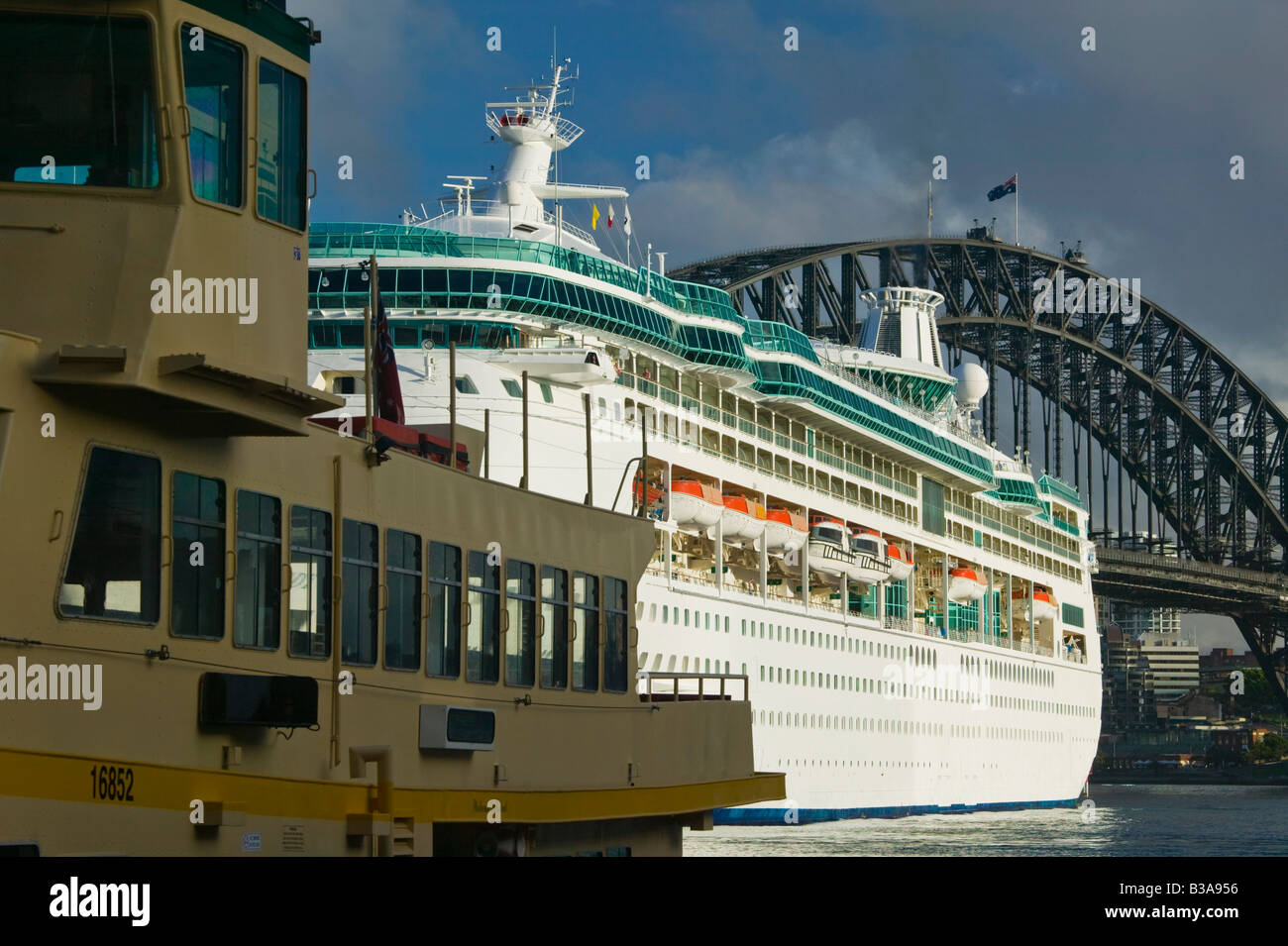 Royal caribbean lines rhapsody of the seas docking in harbour hi-res ...