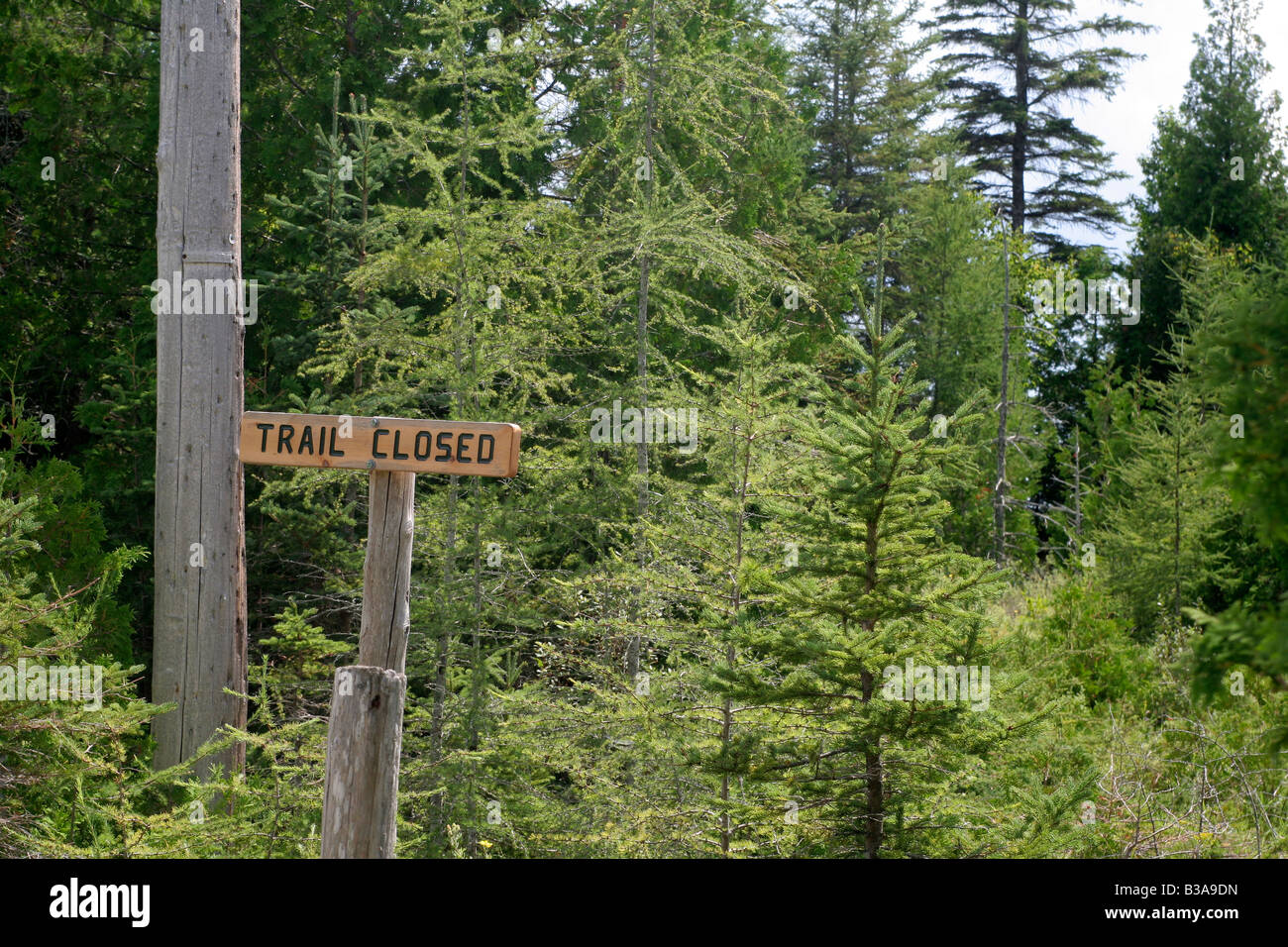 Trail closed sign hi-res stock photography and images - Alamy