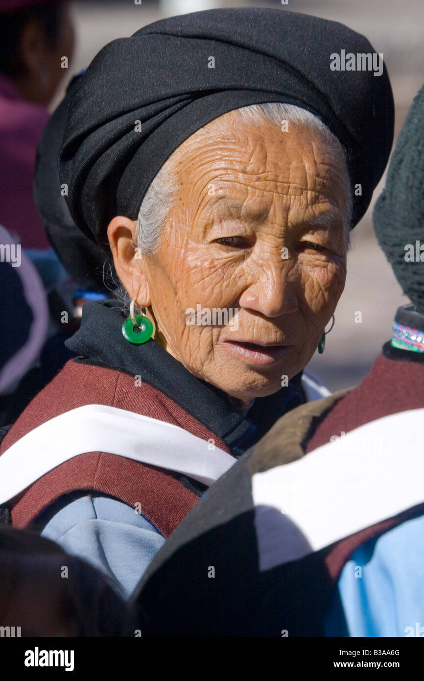 Naxi Women gathering at Sifang Jie (Sifang Square), Old Town of Lijiang ...