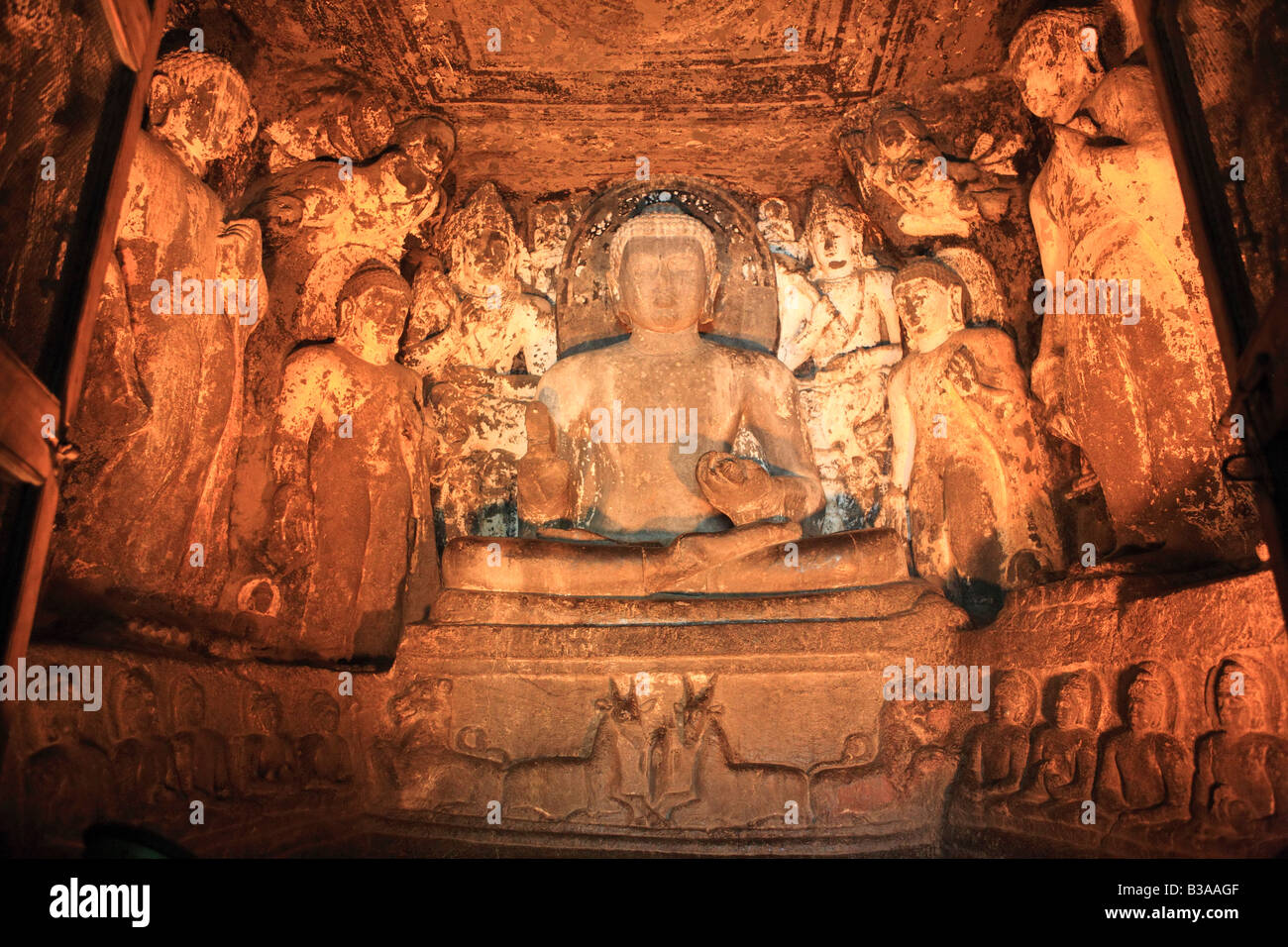 Buddha, Cave 7, vihara (monastery), UNESCO World Heritage site, Ajanta ...
