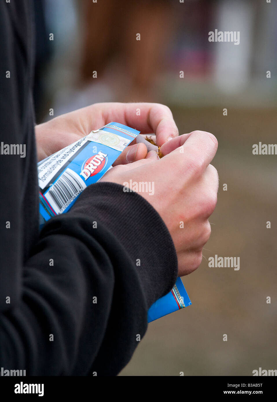Hand rolling tobacco drum hi-res stock photography and images - Alamy