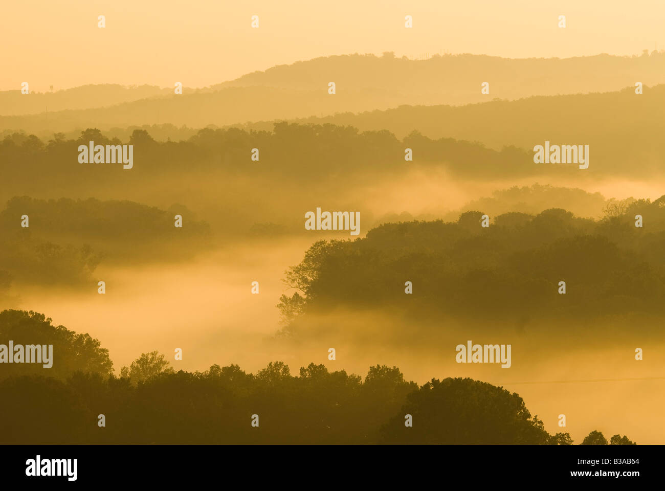 USA, Missouri, Ozarks near Branson, Lake Taneycomo below Table Rock Dam ...