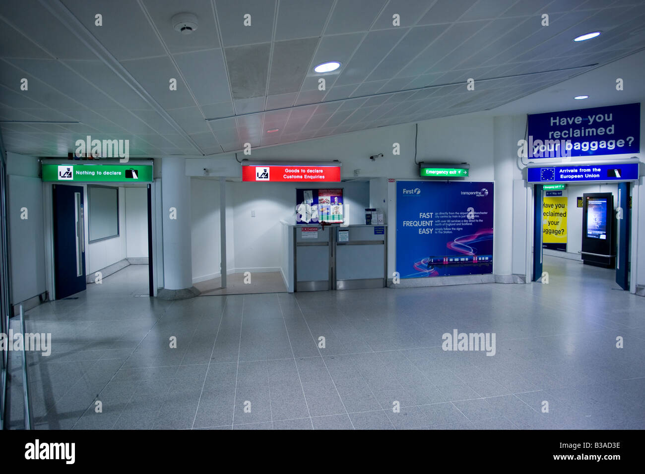 Red & Green Customs channels at Manchester International Airport ...