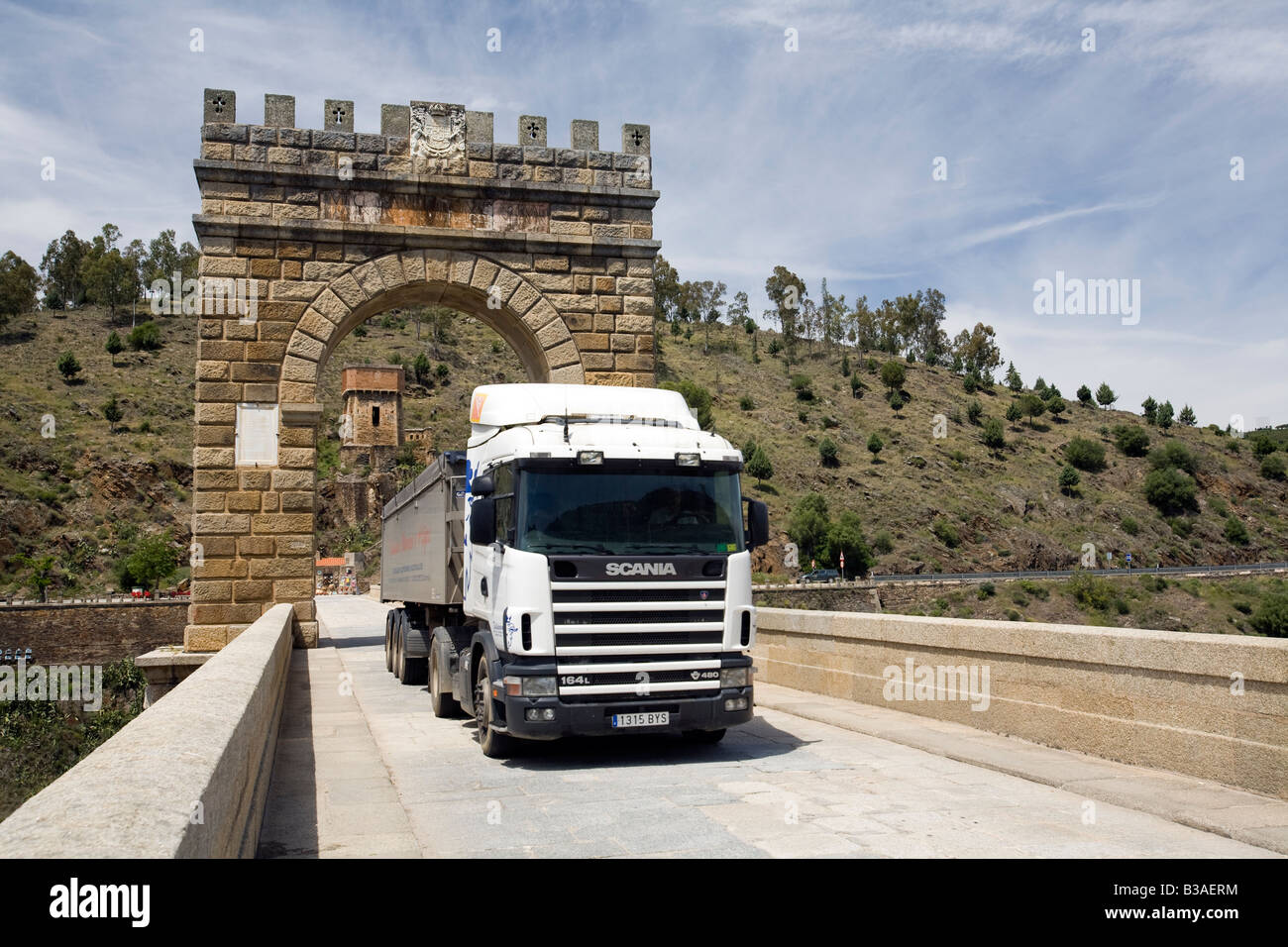 Modern triumphal arch hi-res stock photography and images - Alamy