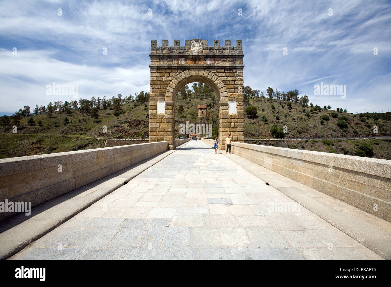 The triumphal arch in the middle of the Roman bridge of Alcantara ...
