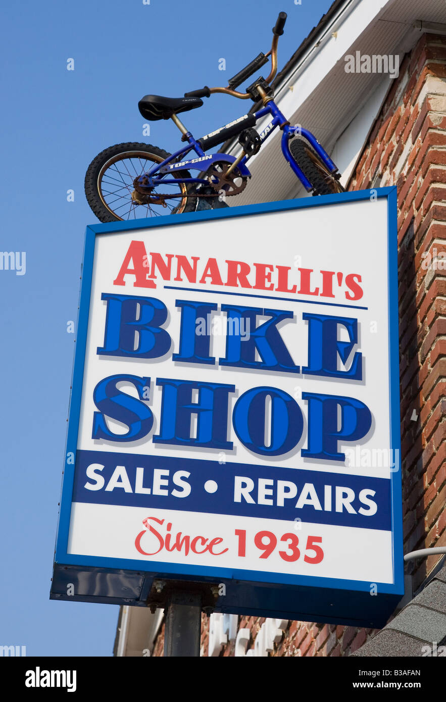 Bicycle shop sign hi-res stock photography and images - Alamy