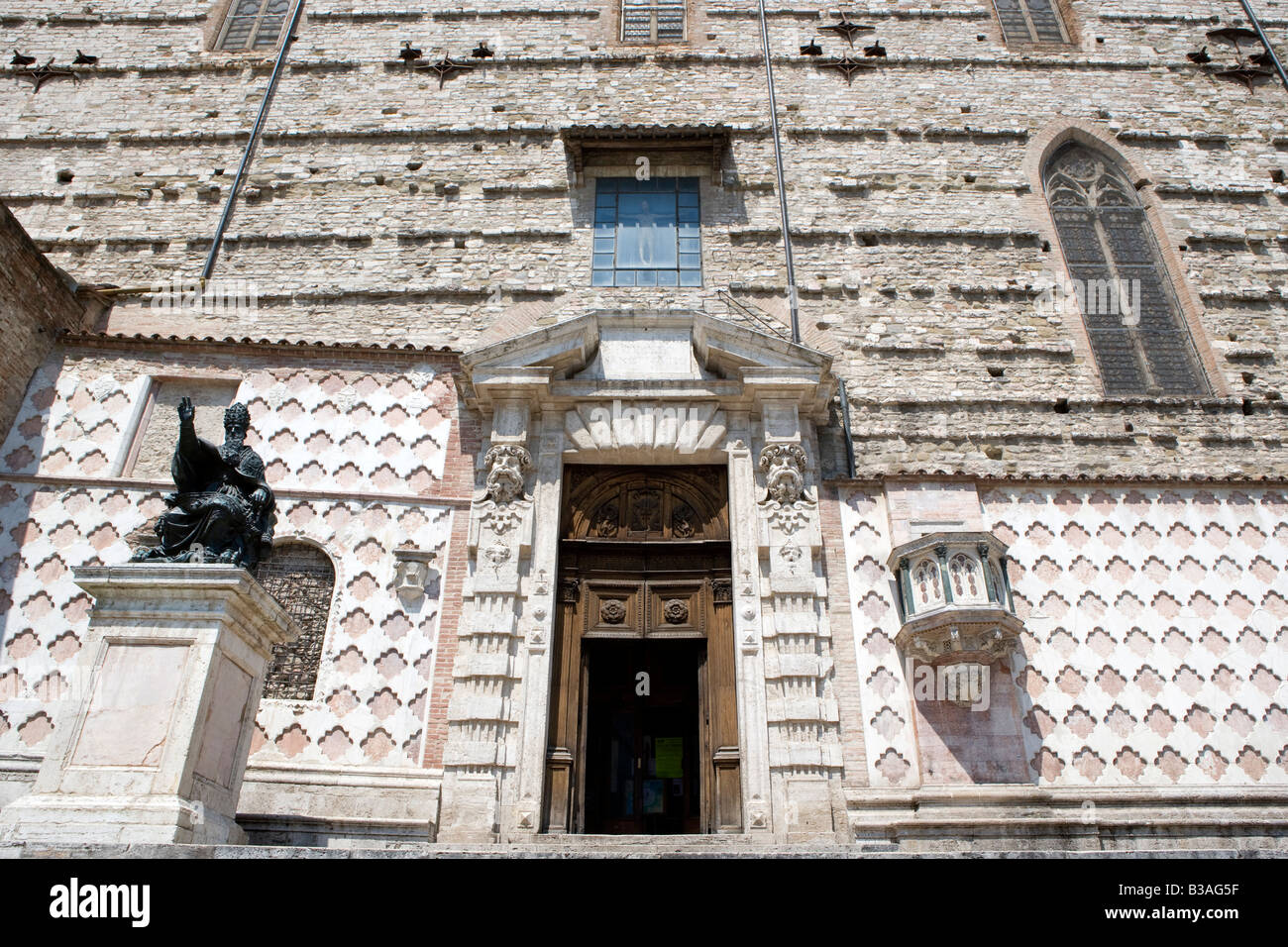 Papal statue outside Perugia Duomo Perugia Umbria Italy Stock Photo - Alamy