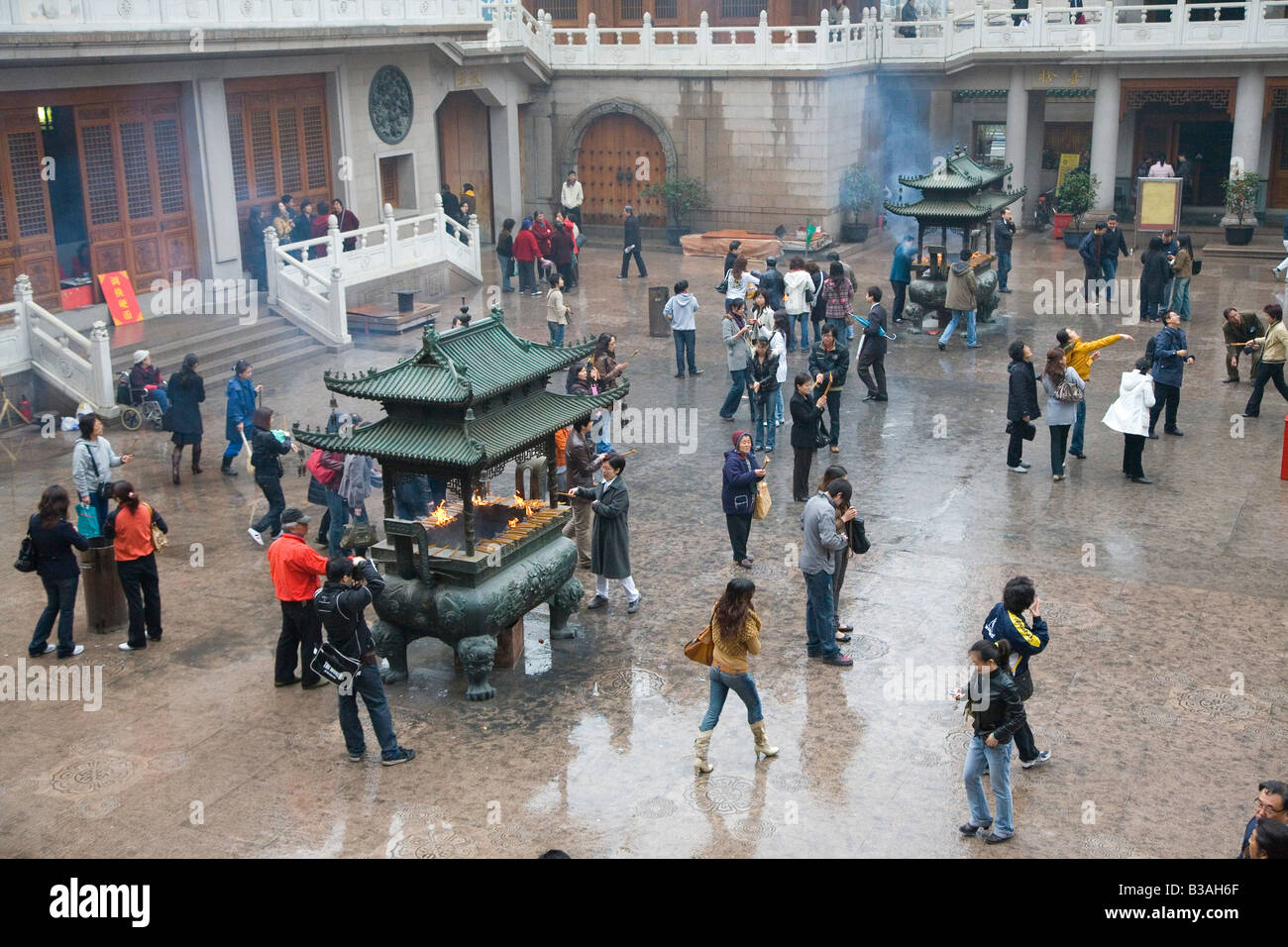 People visiting a temple hi-res stock photography and images - Alamy
