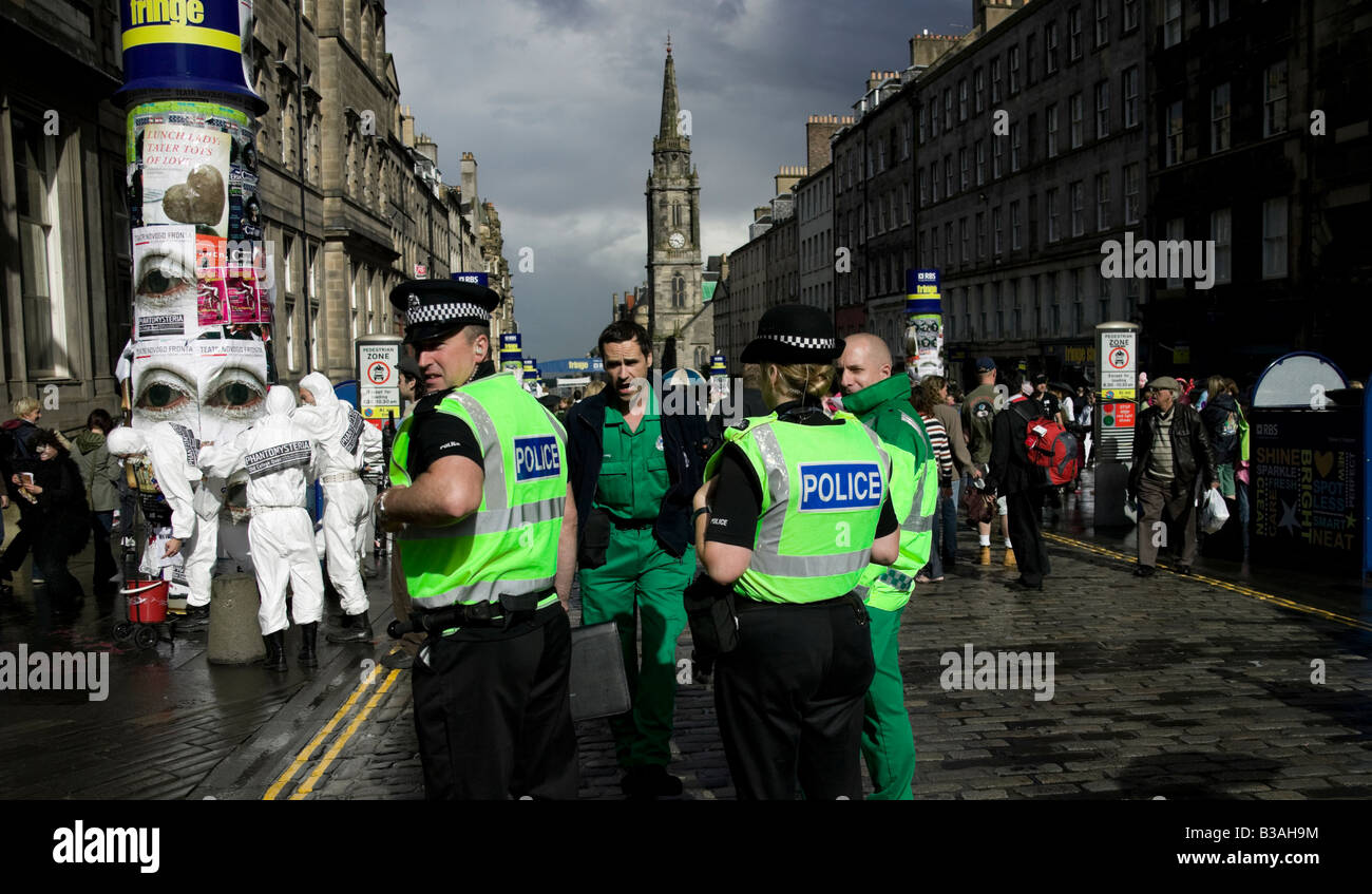 Police officers and Ambulance staff chat in Royal Mile during Fringe ...