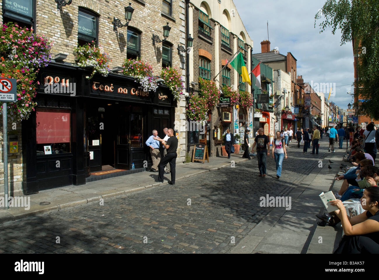 A busy street scene in Temple Bar Square on a warm summer day Stock ...