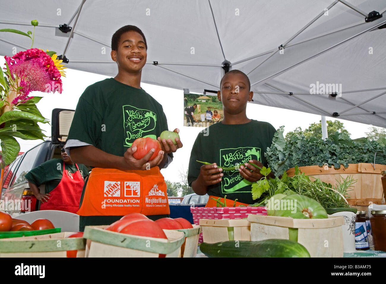 The boys farmers market hi-res stock photography and images - Alamy