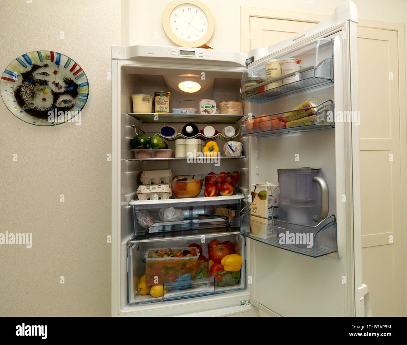 Packed fridge hi-res stock photography and images - Alamy