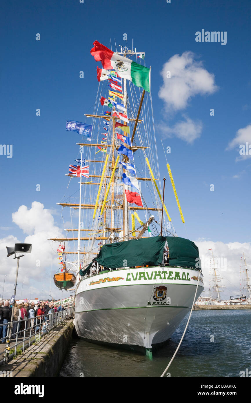 Three masted ships hi-res stock photography and images - Alamy