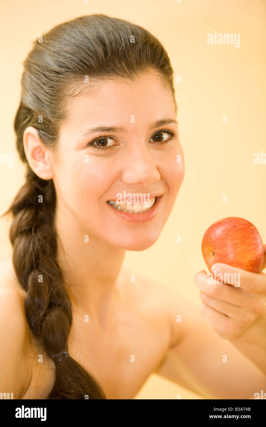 Junge Frau isst einen Apfel, Portrait, woman eating apple Stock Photo ...