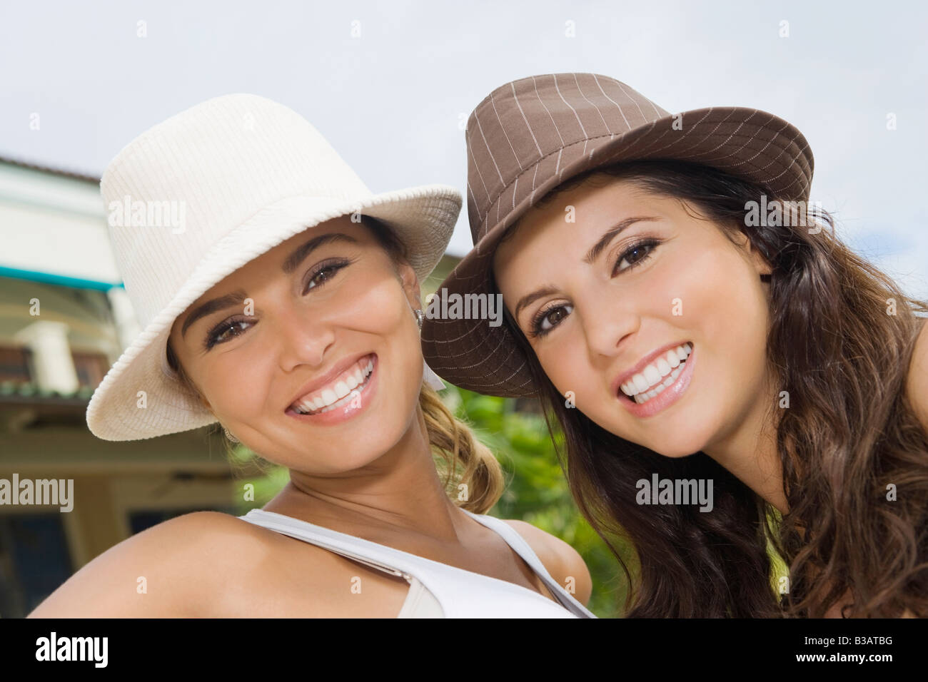 Hispanic women wearing hats Stock Photo - Alamy