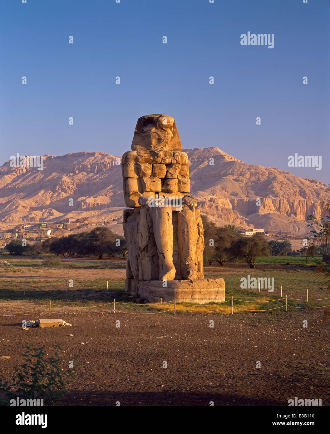 Egypt, Luxor, West Bank, Colossi of Memnon statue Stock Photo - Alamy