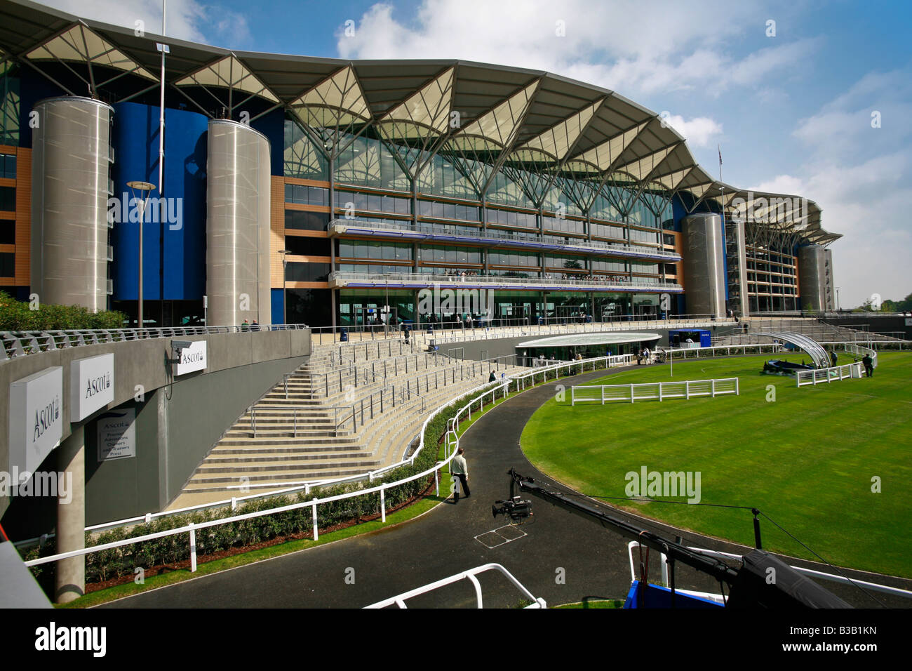 The royal box and grandstand at ascot hi-res stock photography and ...