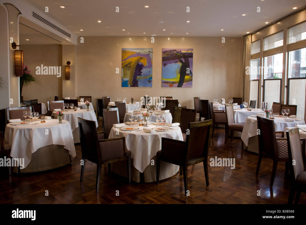 The square restaurant hi-res stock photography and images - Alamy