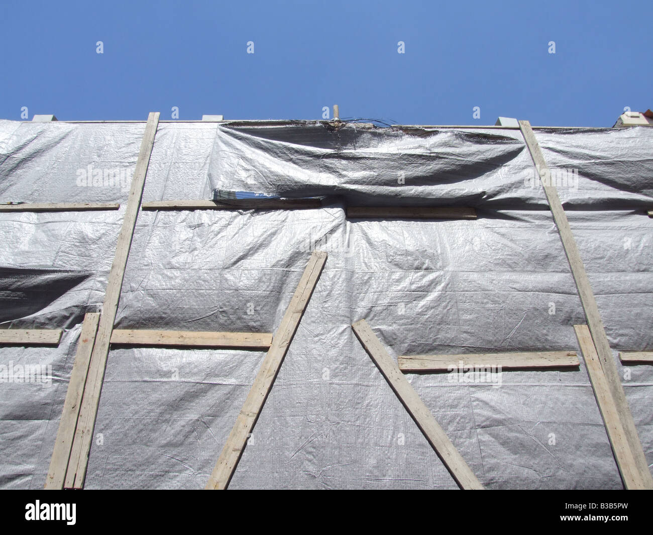 Mesh covering building scaffolding hi-res stock photography and images ...