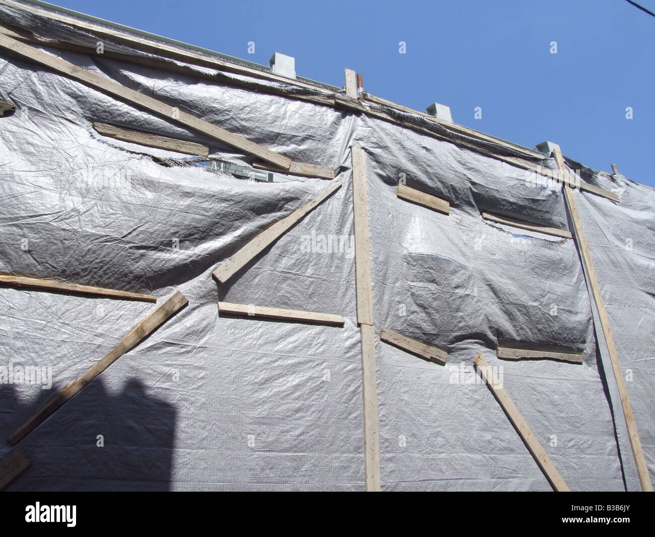 Mesh covering building scaffolding hi-res stock photography and images ...