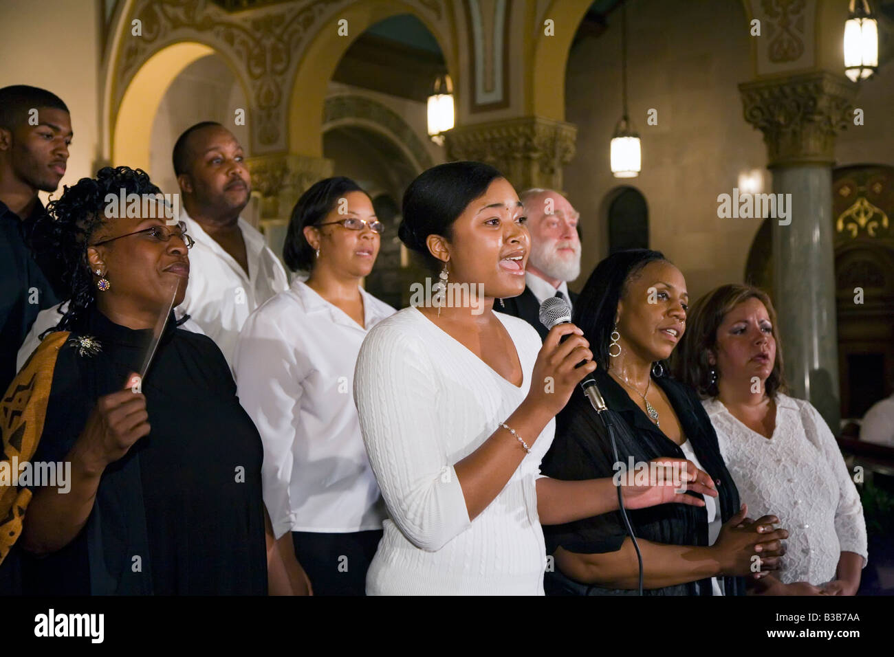 Choir singing hi-res stock photography and images - Alamy