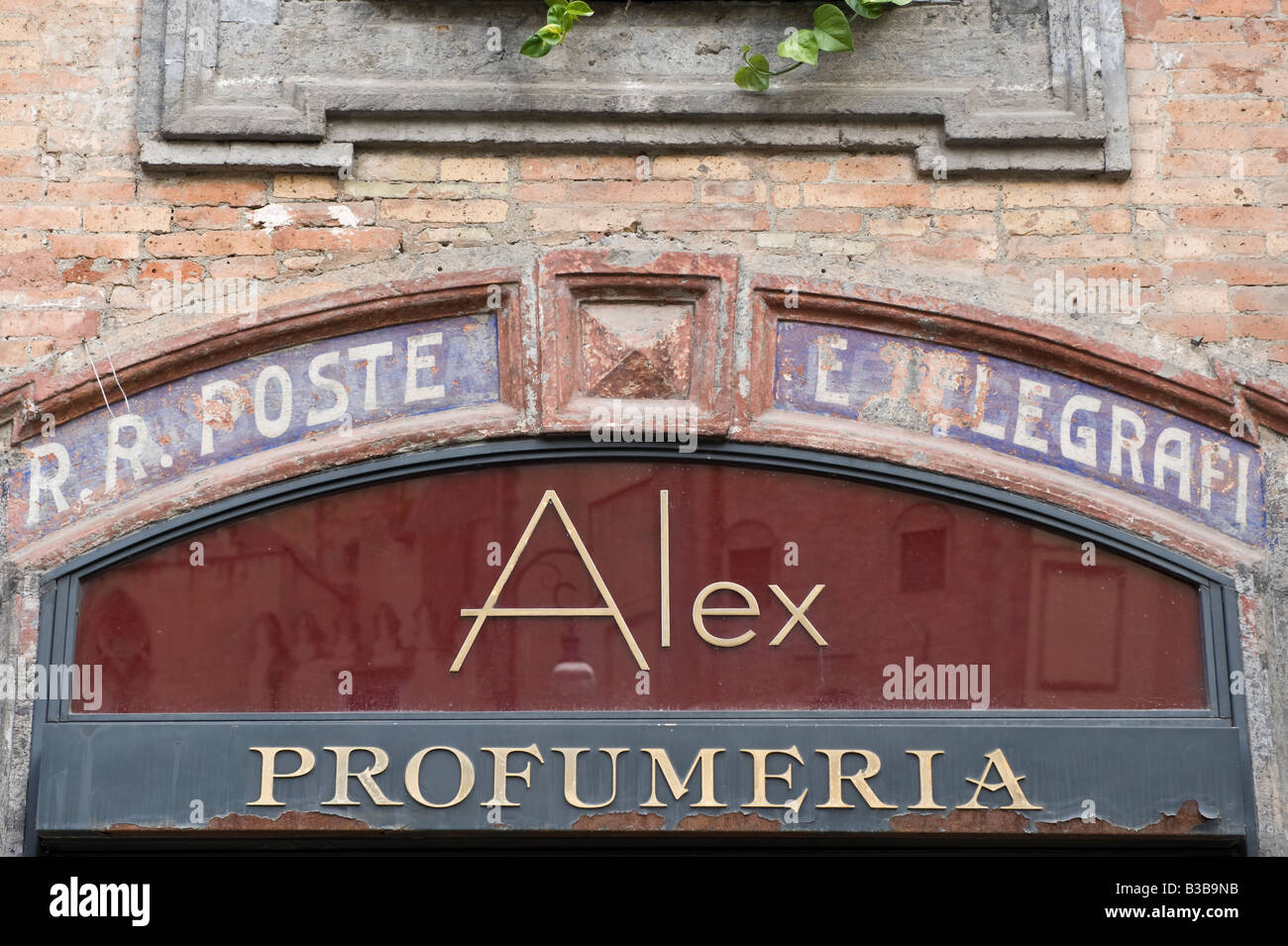Old business signs hi-res stock photography and images - Alamy