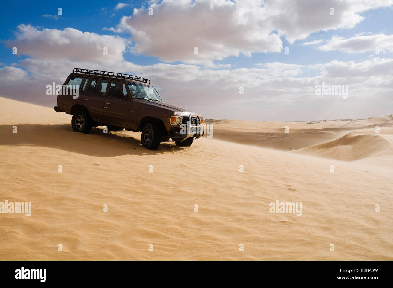 Jeep on Dune, Libyan Desert, Egypt Stock Photo - Alamy