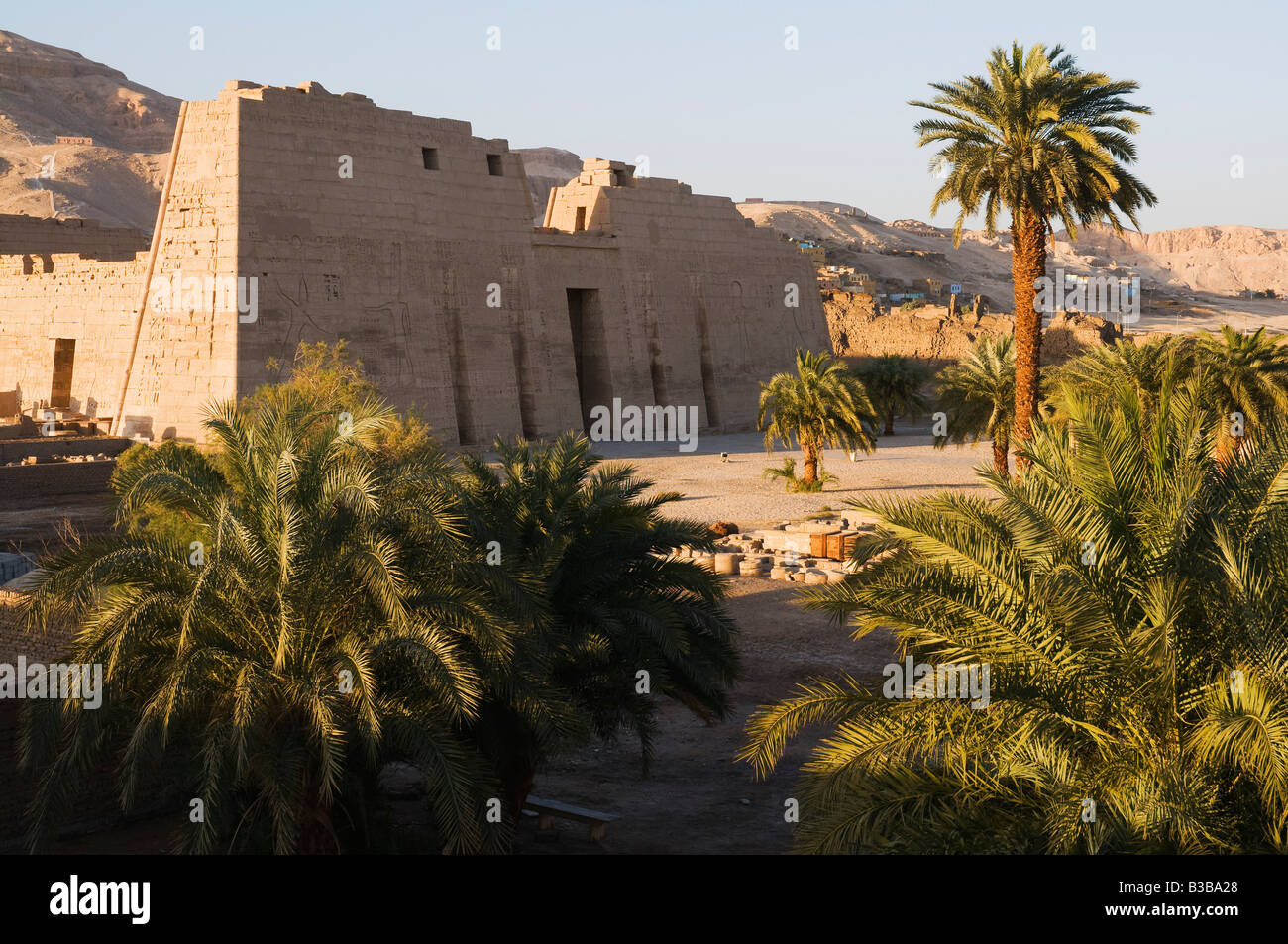 Medinet habu hi-res stock photography and images - Alamy