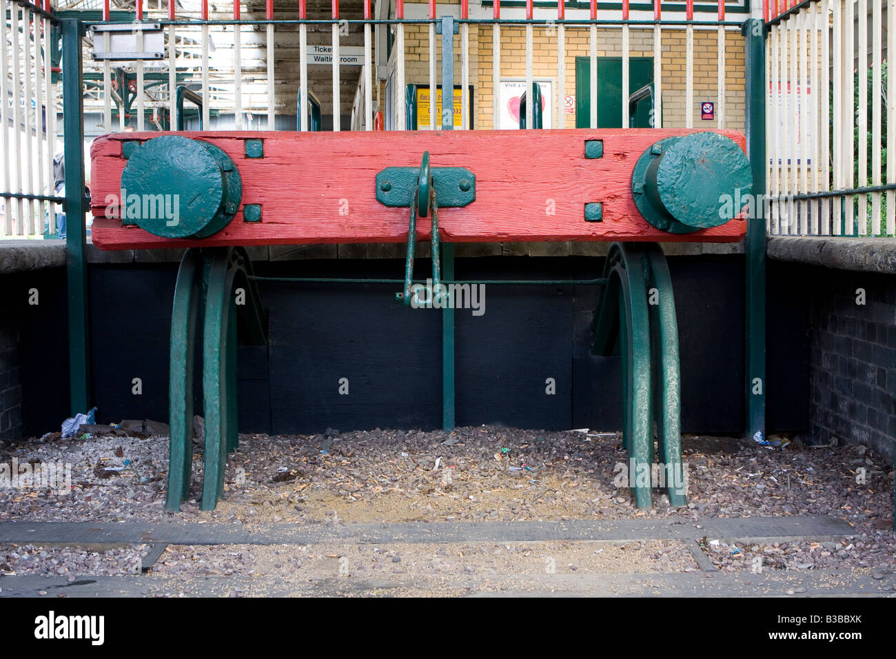 Train station railway buffers hi-res stock photography and images - Alamy