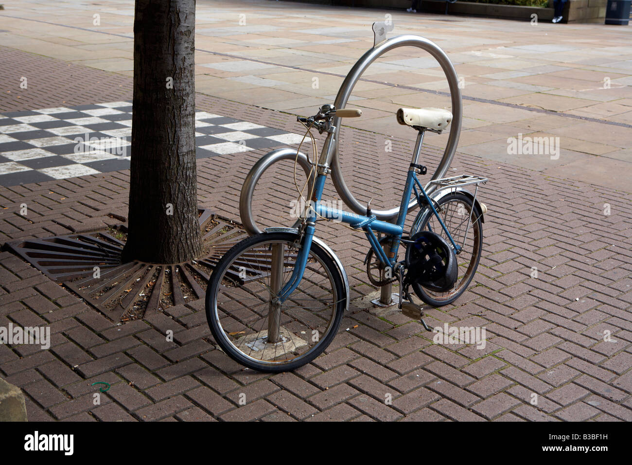 Old bike chained hi-res stock photography and images - Alamy