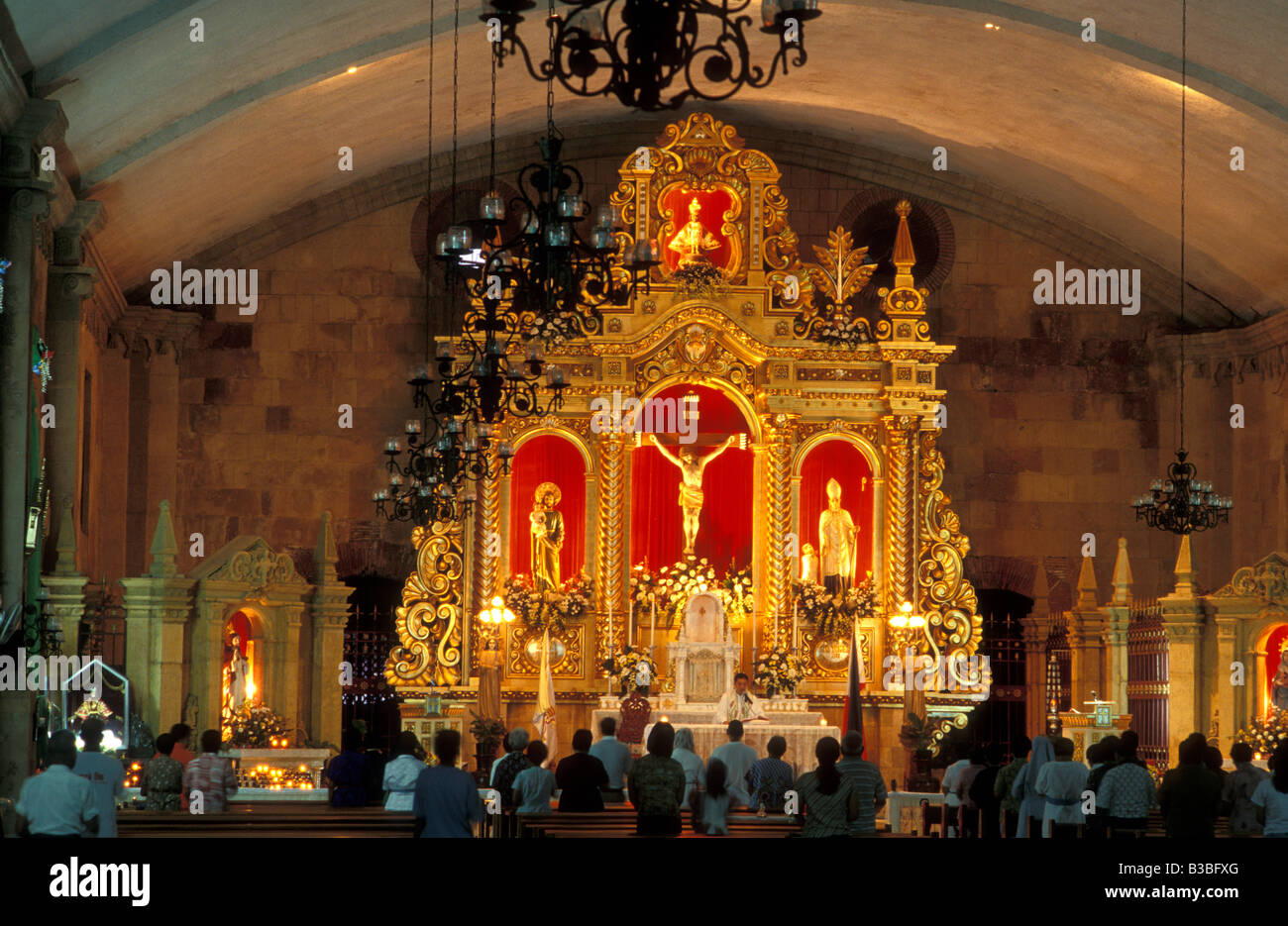 Philippines catholic church mass hi-res stock photography and images ...