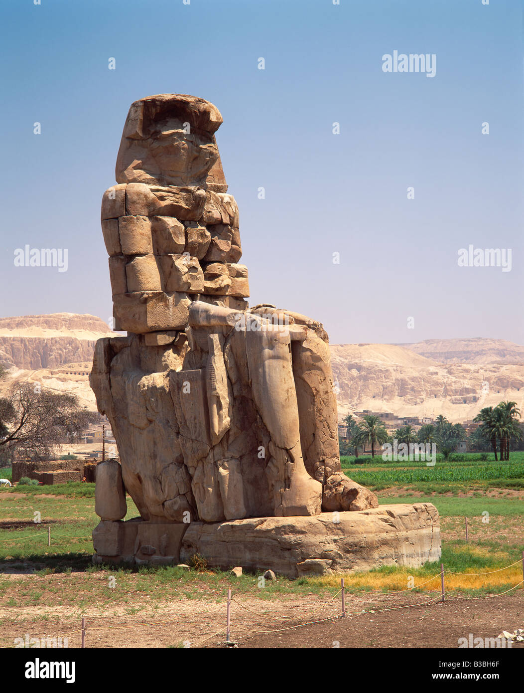 Egypt, Luxor, West Bank, Colossi of Memnon statue Stock Photo - Alamy