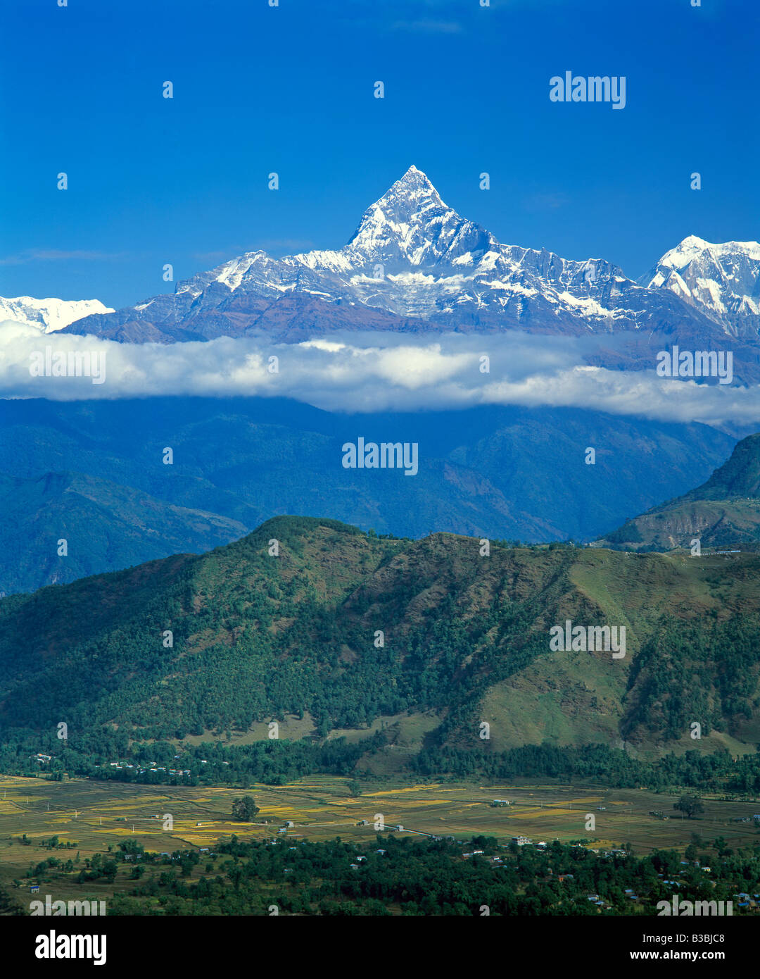 Mt Machhapuchhare (Machapuchare) (Fish Tail), 7059m, the Himalayas ...