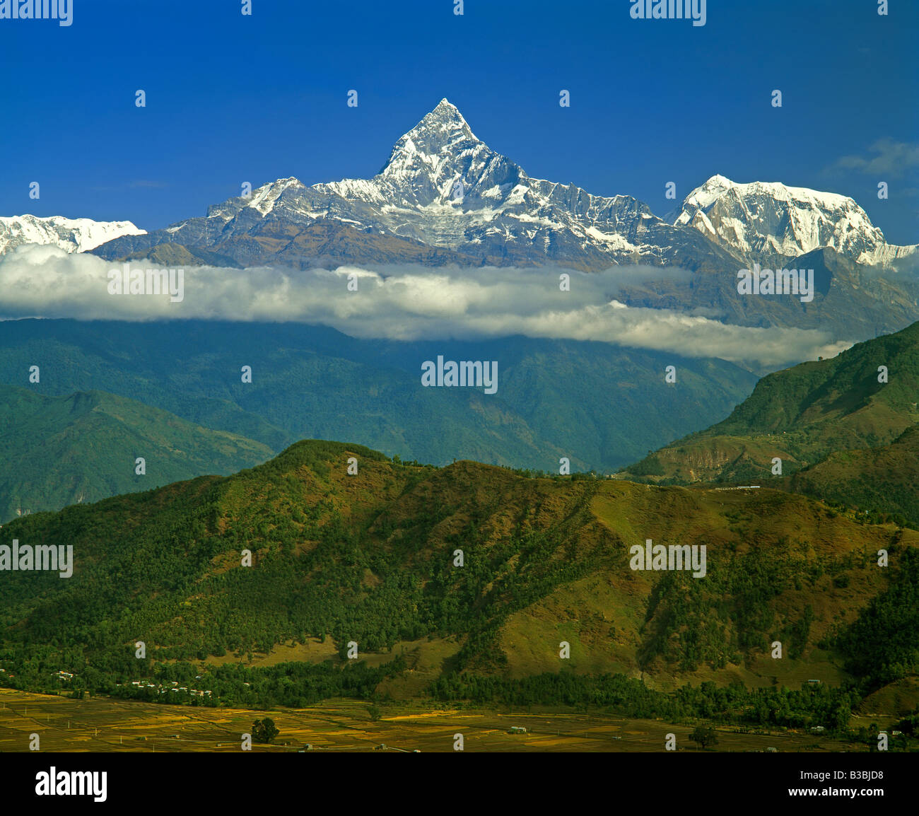 Mt Machhapuchhare (Machapuchare) (Fish Tail), 7059m, the Himalayas ...