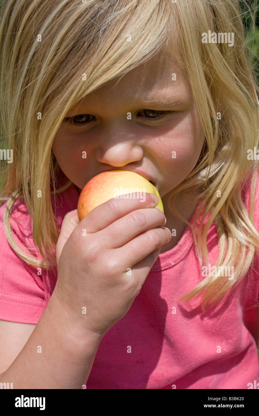 Child eating an apple hi-res stock photography and images - Alamy